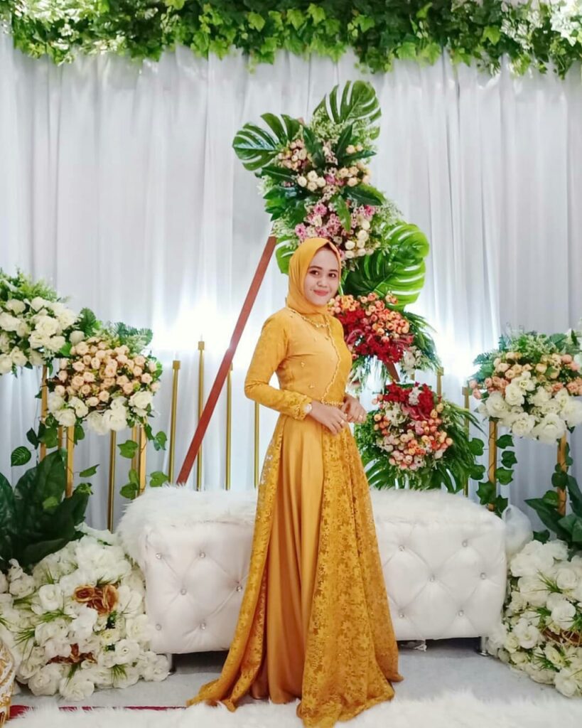 Kebaya Encim Brokat Kuning